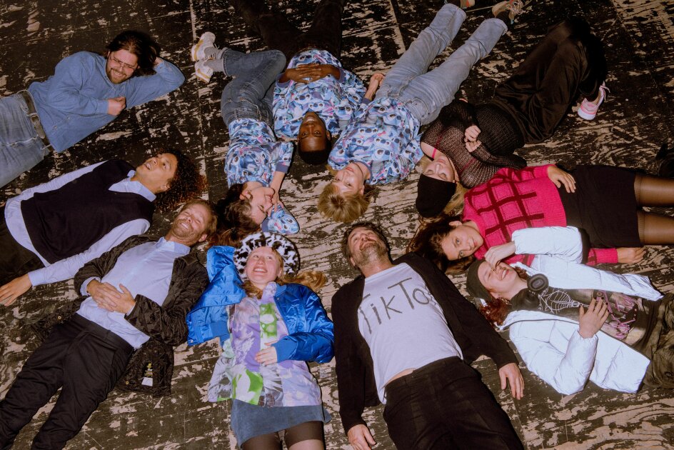 WUNDERBAUM speelt LIVE (online gaat het mis). — Internationaal Theater ...